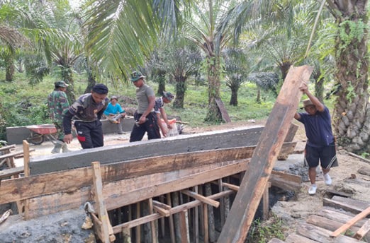 Sisa 10 Persen Pekerjaan Plat Duicker di Dusus Messulu Kelar - Lintas ...
